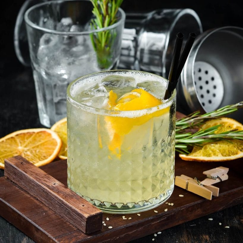 Gin z cytrynowym tonikiem - Kuchnia dla dorosłych